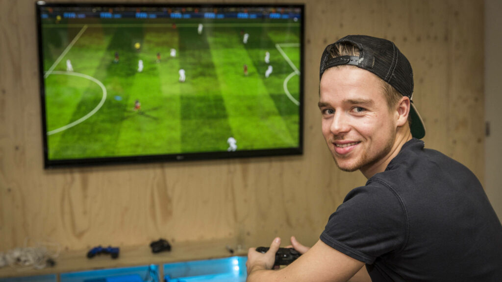 KING OF FIFA จากนักฟุทบอล สู่ Proplayer